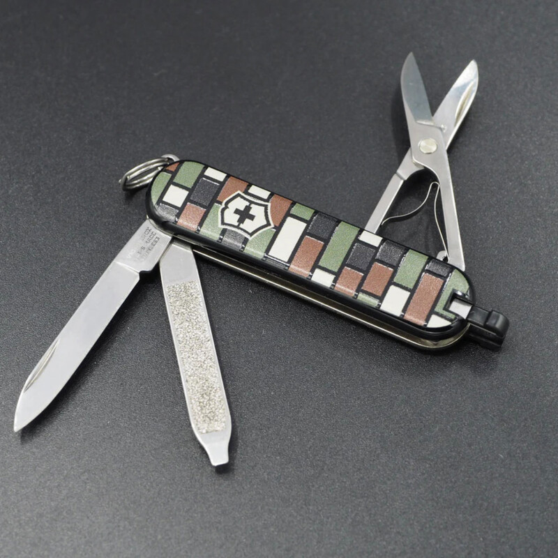 Victorinox - The Sharp Knife Club - Classic SD Camouflage Bricks 3D – lorenzi.co.at